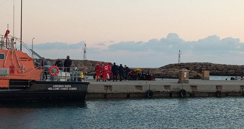 ΕΝΑΣ ΝΕΚΡΟΣ ΚΙ ΕΝΑΣ ΑΓΝΟΟΥΜΕΝΟΣ ΑΠΟ ΝΑΥΑΓΙΟ ΠΡΟΣΦΥΓΩΝ ΣΤΗΝ ΚΡΗΤΗ ...
