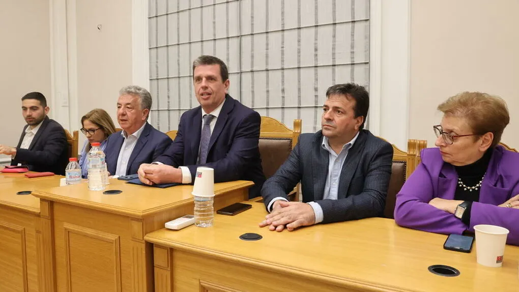ΕΤΟΙΜΑΖΟΥΝ ΔΥΟ ΔΟΜΕΣ ΜΕΤΑΝΑΣΤΩΝ ΣΤΗΝ ΚΡΗΤΗ – Μάριος Διονέλλης | Πίσω ...