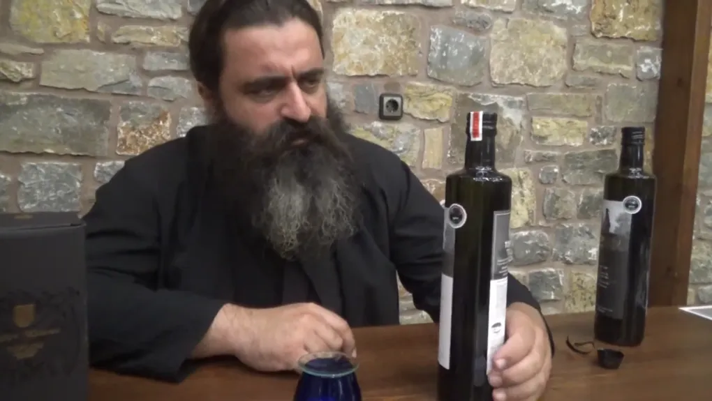 ΙΕΡΟ «ΦΕΣΙ» ΑΠΟ ΤΗ ΜΟΝΗ ΤΟΠΛΟΥ – Μάριος Διονέλλης | Πίσω Σελίδες